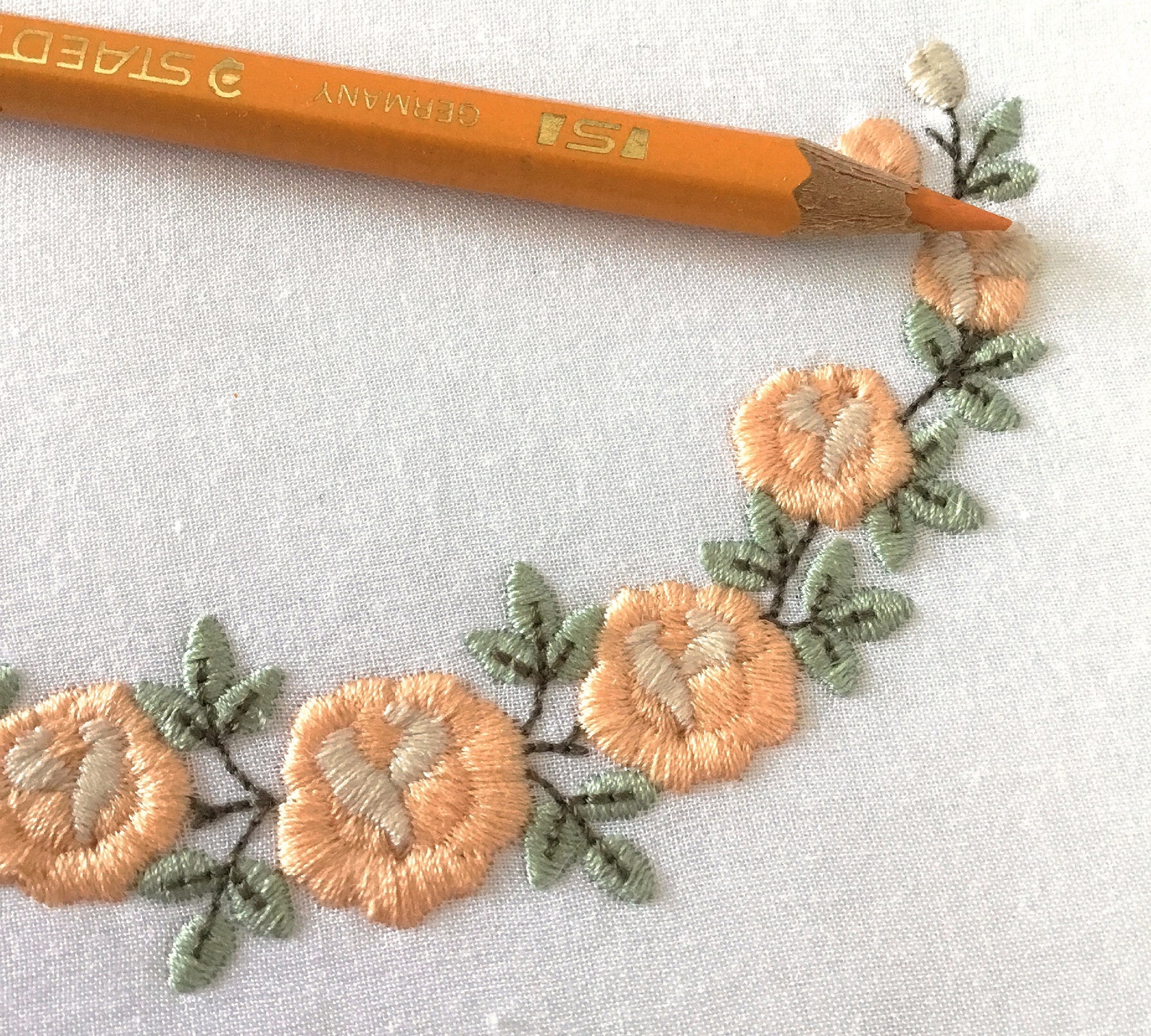 Machine embroidery design Curved Border of Roses. Small | Etsy