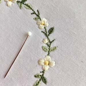 Dainty Wreath of Flowers Embroidery Circle of Flowers Machine ...