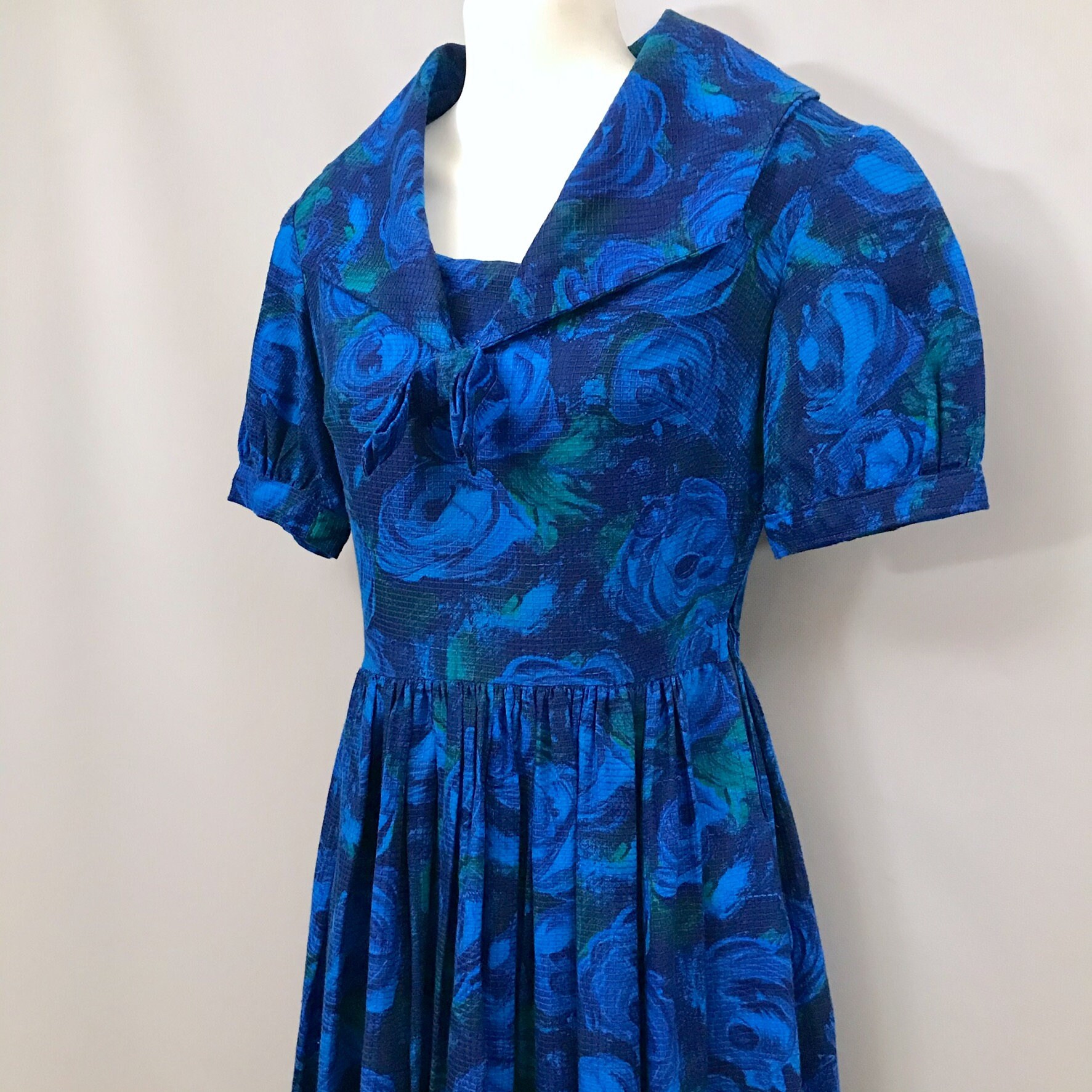Vestido de algodón de gofre azul de la década de 1950 con cuello lindo ...