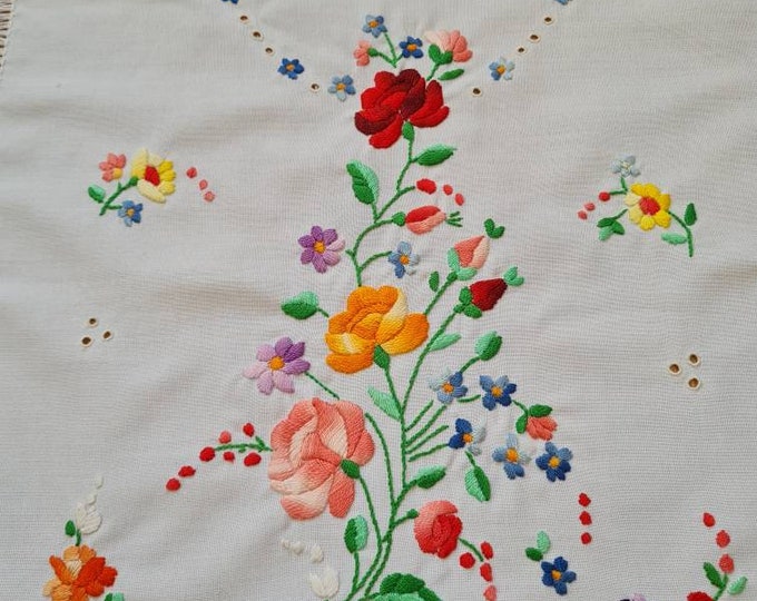Vintage Hand Embroidered Table Runner Hand Made Embroidered With ...