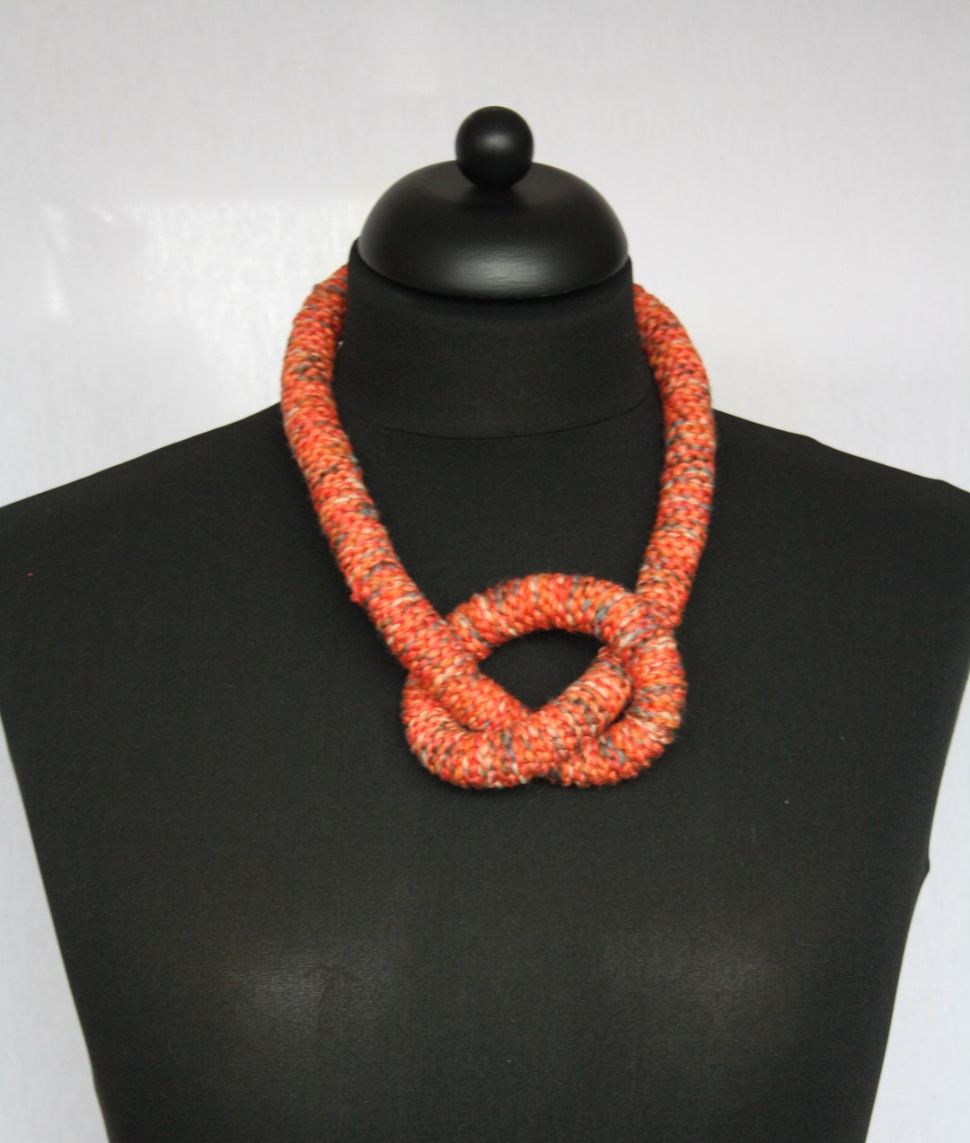 Collar, ganchillo de lana y algodón en naranja, topo y beige con cierre ...