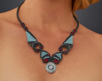 Collar indígena con colgante medallón en macramé. Joyería maya | Etsy