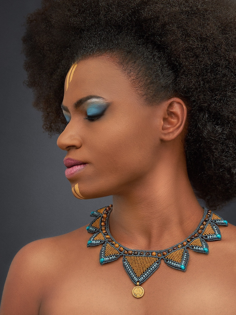 Collar indígena con colgante medallón en macramé. Joyería maya de ...