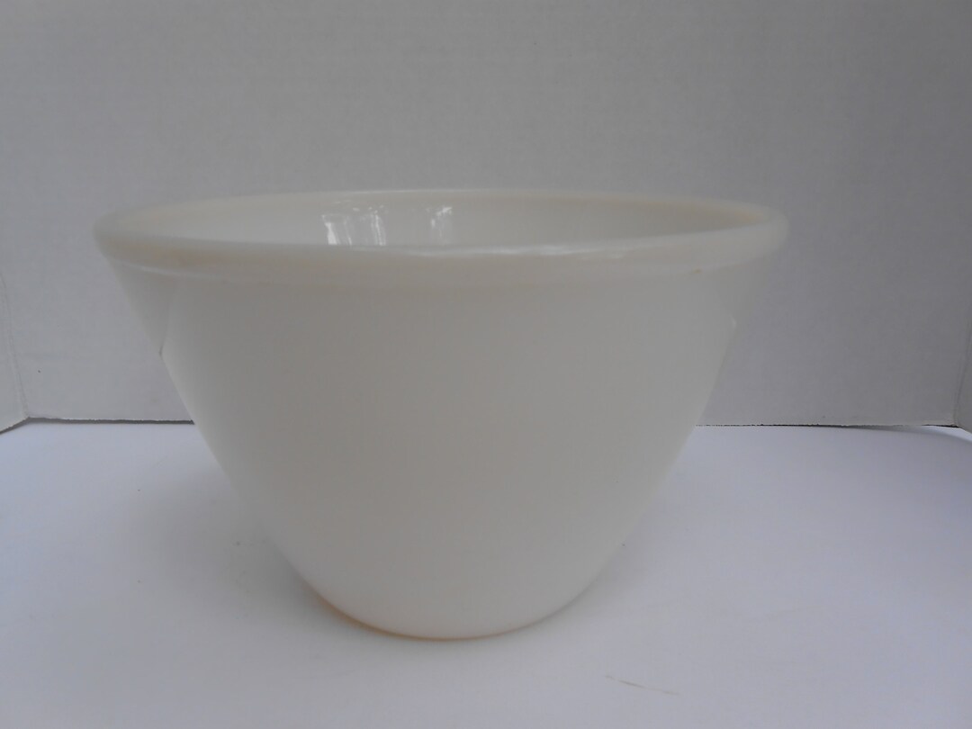 FIRE KING Ivory White 2 Quart Splash Proof Bowl 7 1/2" Anchor Hocking ...