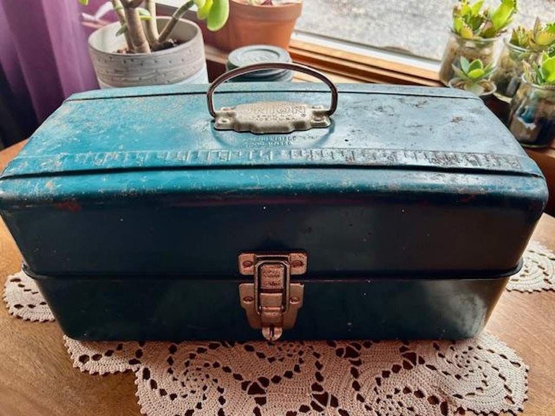 Vintage Metal Tool Box Tote Caddy Weathered Union Steel Chest Corp ...