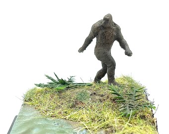 Diorama Bigfoot and Surprised Woman: HO Scale Sasquatch Tiny Miniature ...