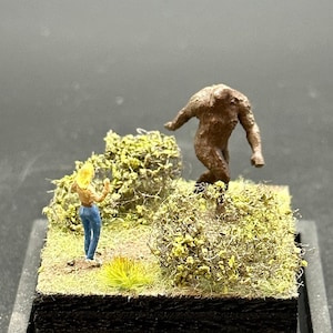 Diorama Bigfoot and Surprised Woman: HO Scale Sasquatch Tiny Miniature ...