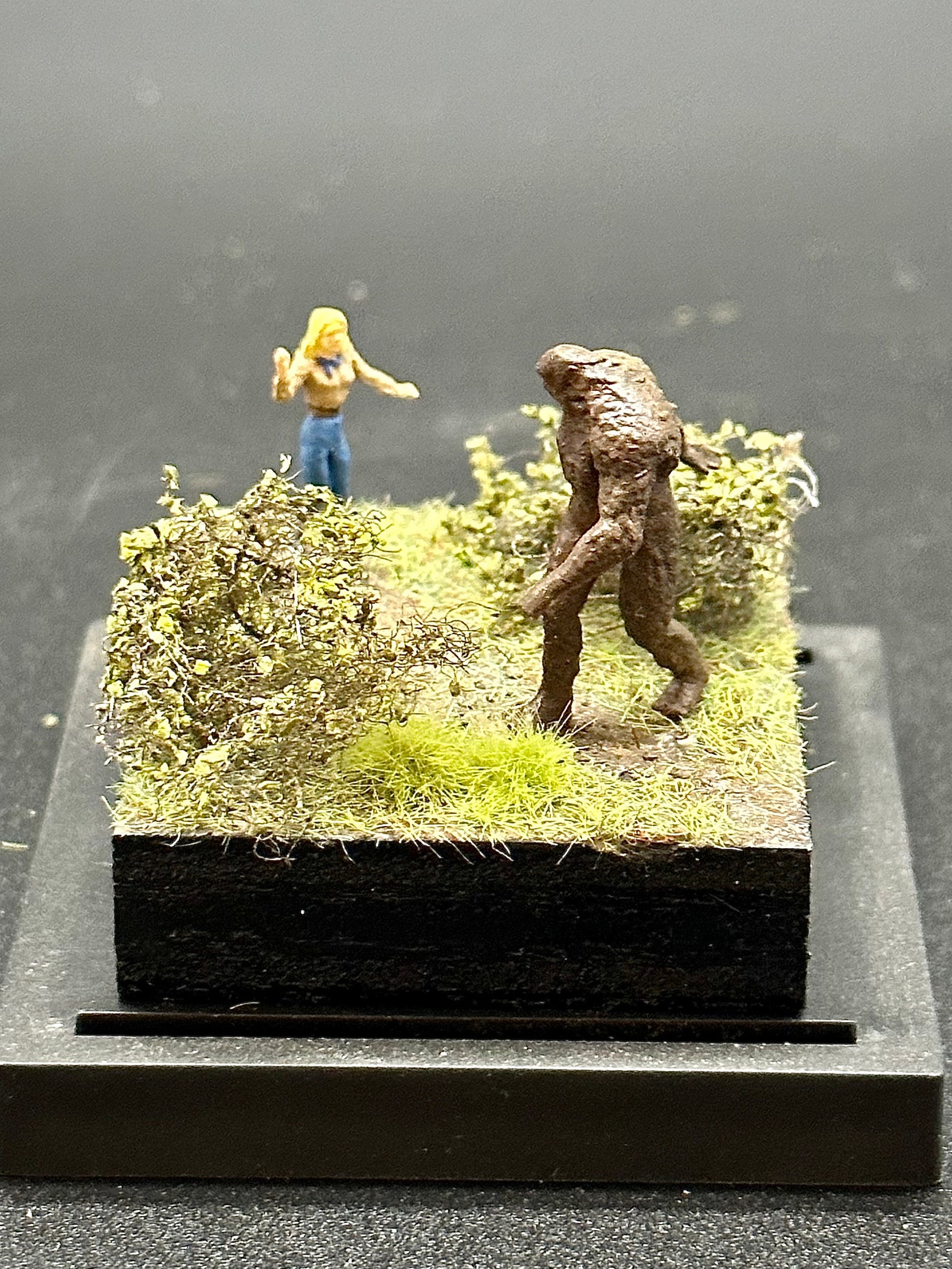 Diorama Bigfoot and Surprised Woman: HO Scale Sasquatch Tiny Miniature ...