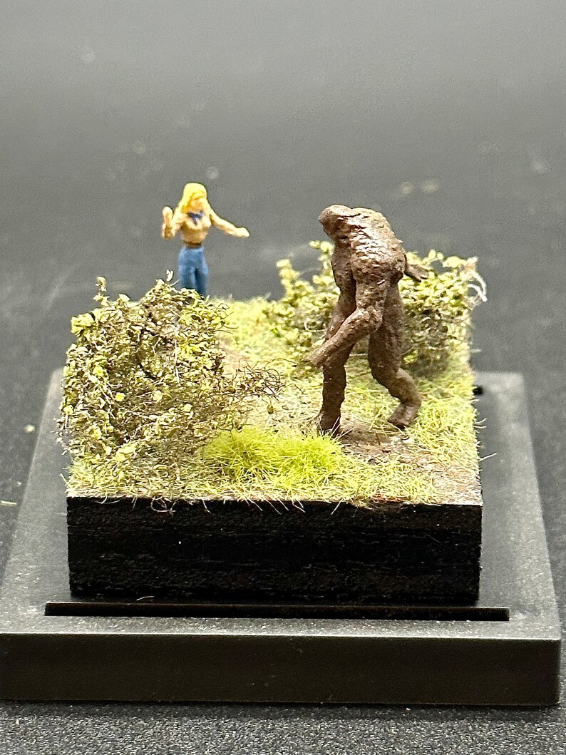 Diorama Bigfoot and Surprised Woman: HO Scale Sasquatch Tiny Miniature ...