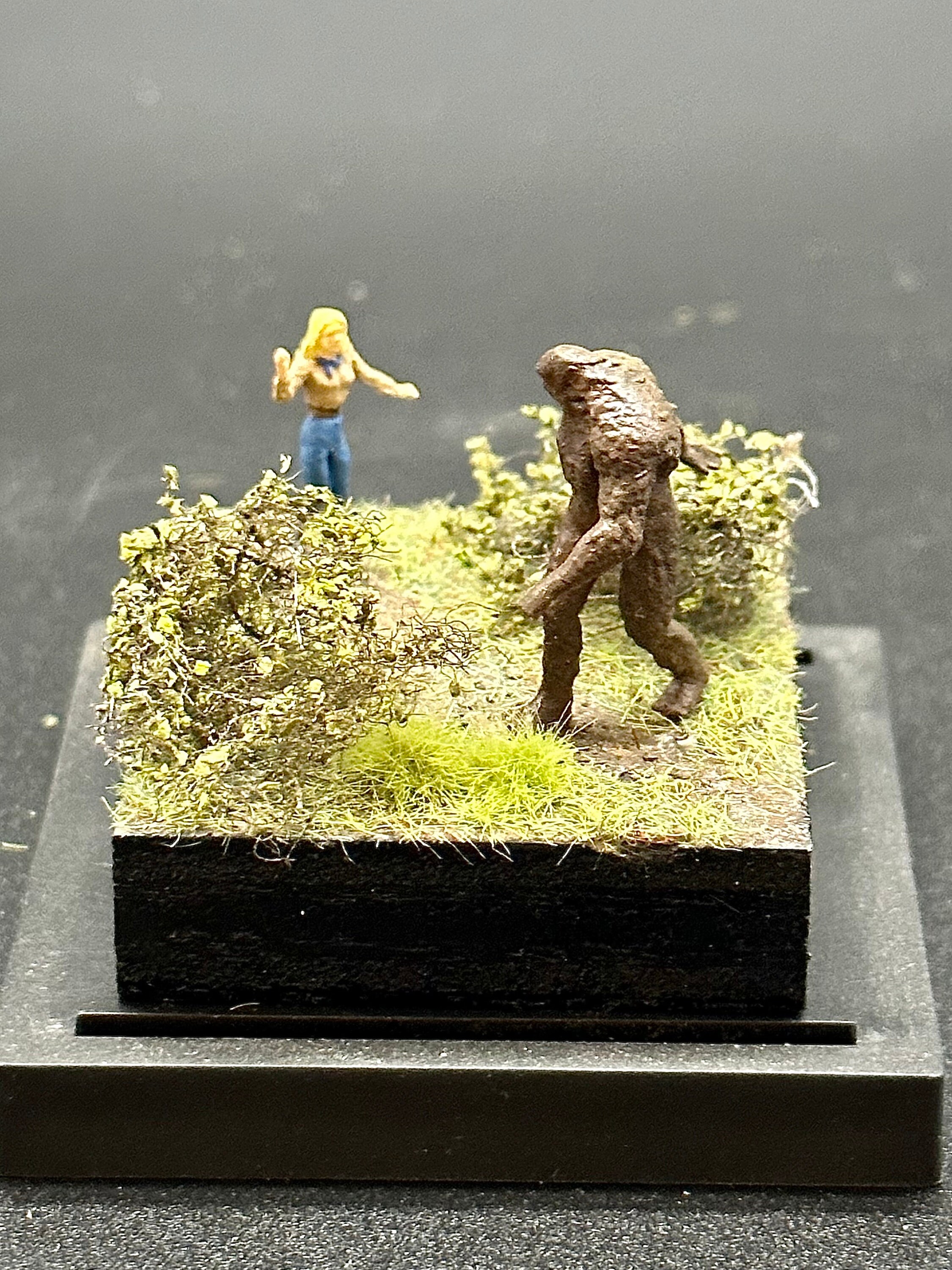 Diorama Bigfoot and Surprised Woman: HO Scale Sasquatch Tiny Miniature ...