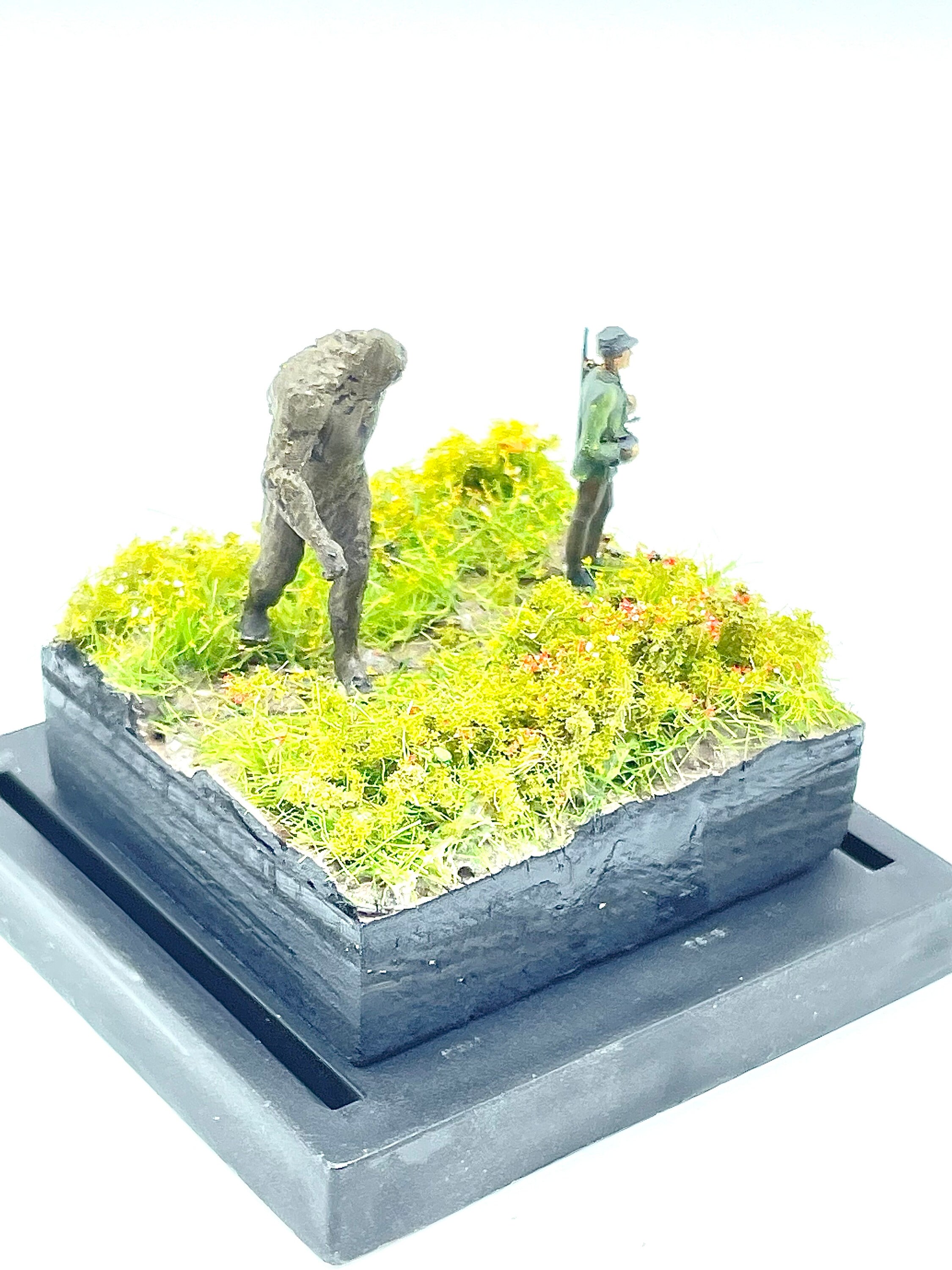 Diorma Hunter and Bigfoot: HO Scale Sasquatch Cryptos Tiny Miniature ...