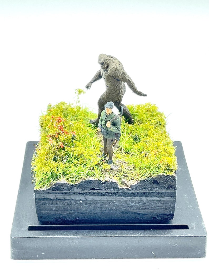 Diorma Hunter and Bigfoot: HO Scale Sasquatch Cryptos Tiny Miniature ...