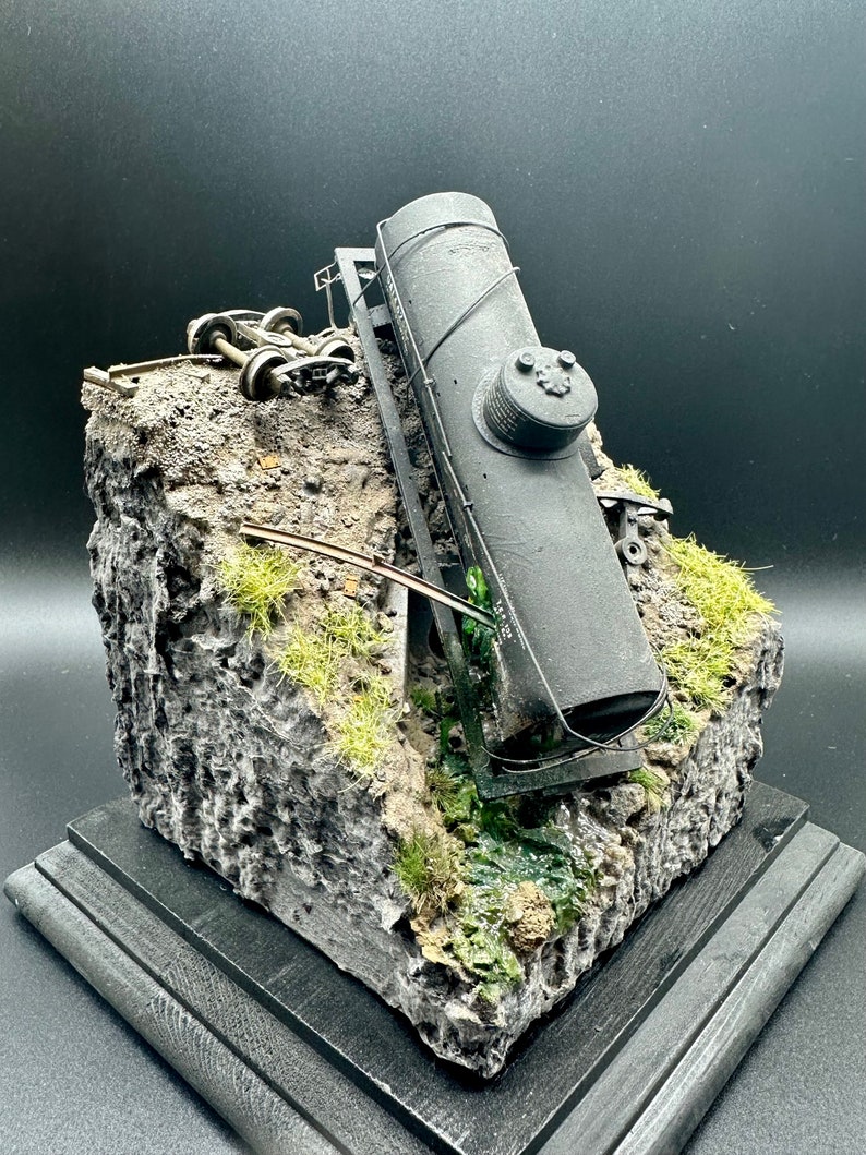 Diorama Train Wreck Tank Car: Tiny HO Scale Model Train Terrarium ...