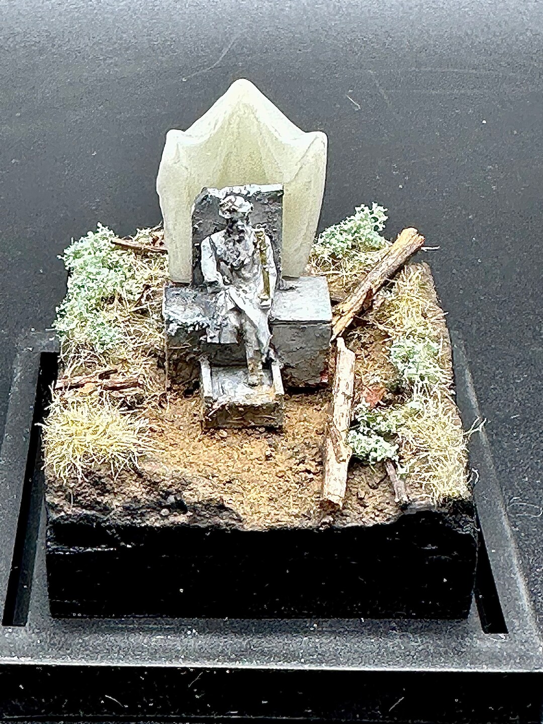 Diorama Haunted Shrine With Glowing Ghost: Glow in the Dark Grave Tiny ...
