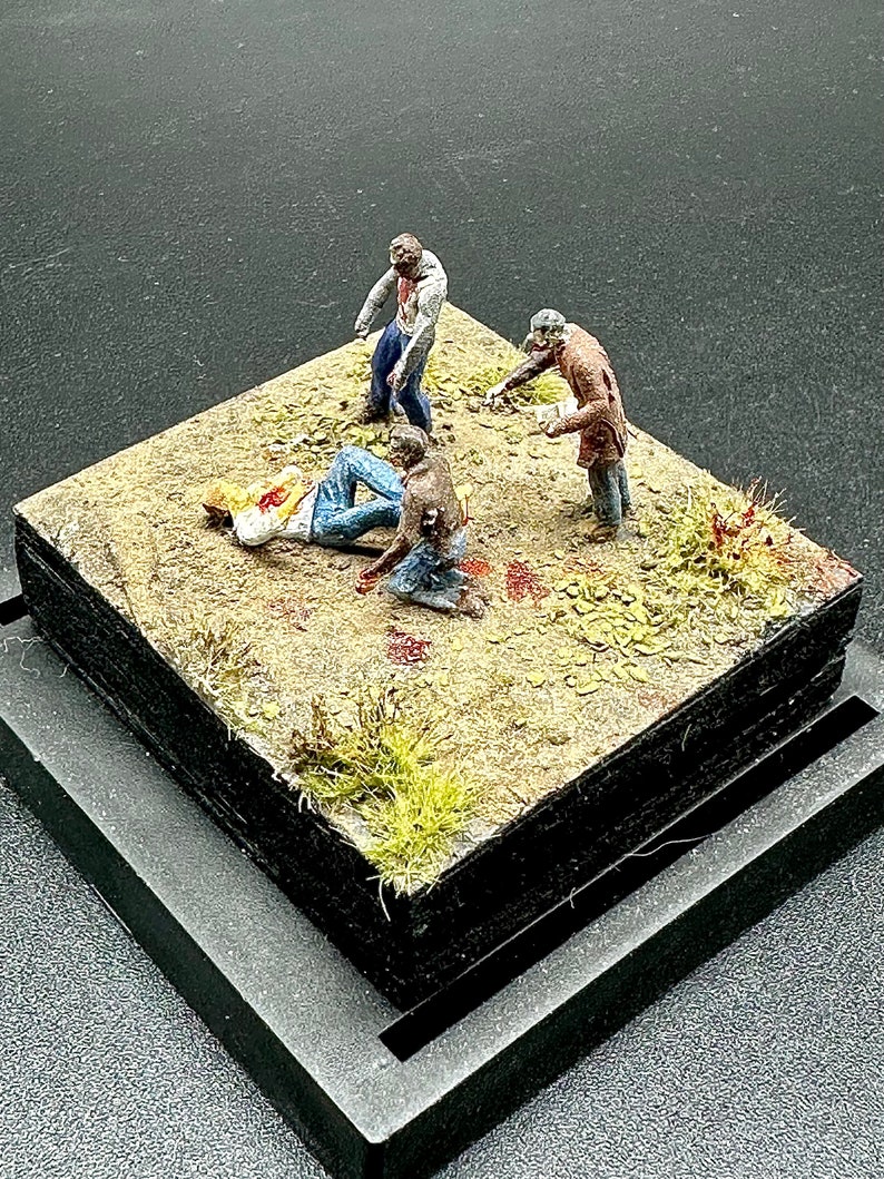 Diorama Zombie and Almost Surviro: HO Scale Tiny Miniature Model Train ...