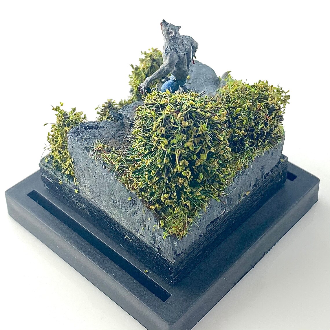 Diorama Werewolf on Cliff Howling: HO Scale Tiny Miniature Model ...