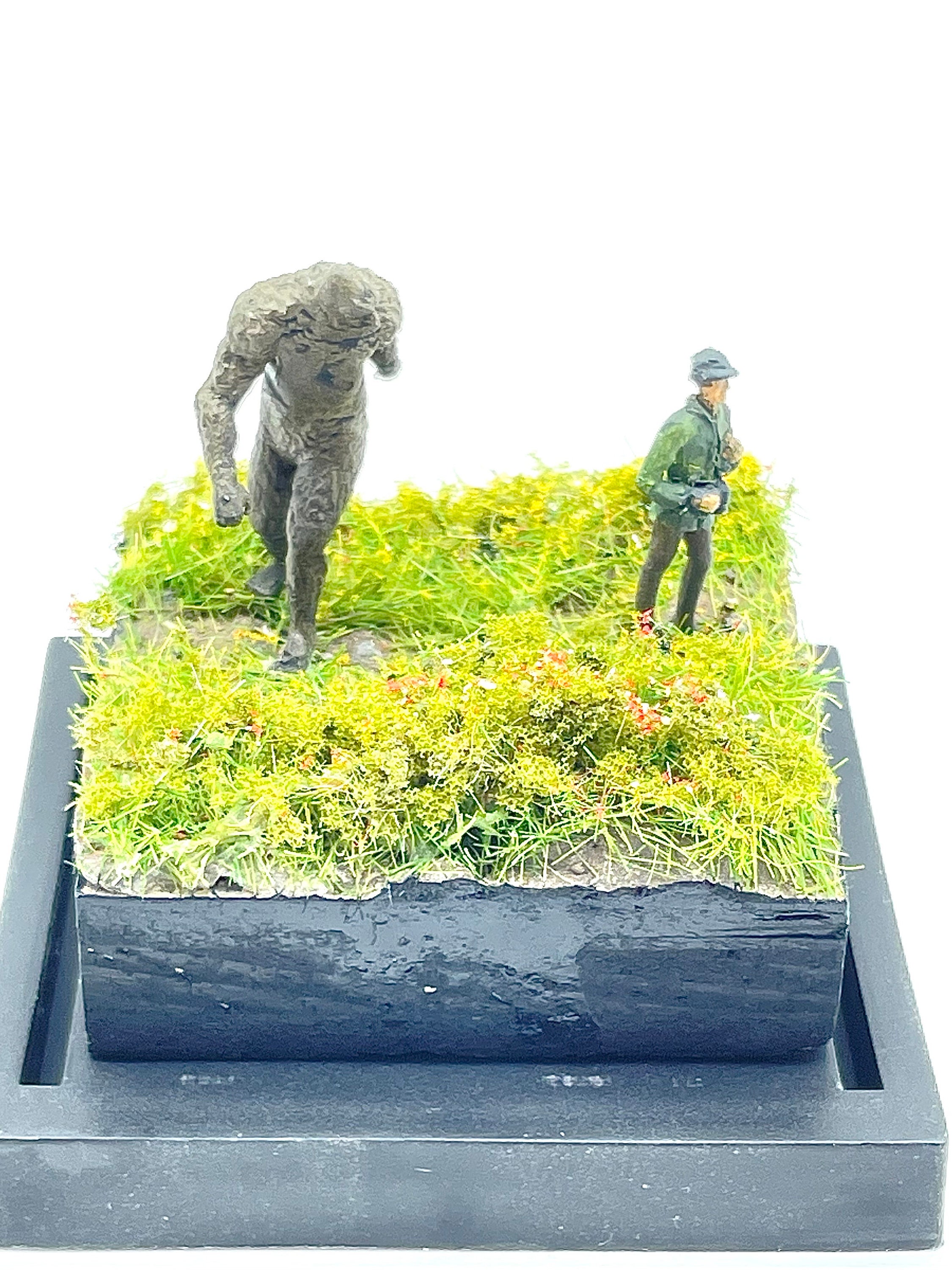 Diorma Hunter and Bigfoot: HO Scale Sasquatch Cryptos Tiny Miniature ...