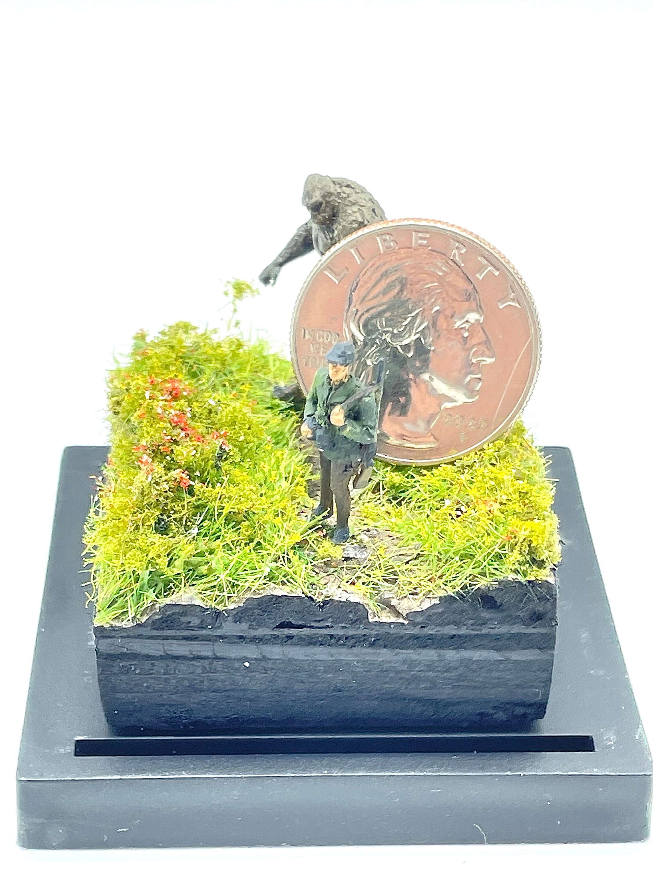 Diorma Hunter and Bigfoot: HO Scale Sasquatch Cryptos Tiny Miniature ...