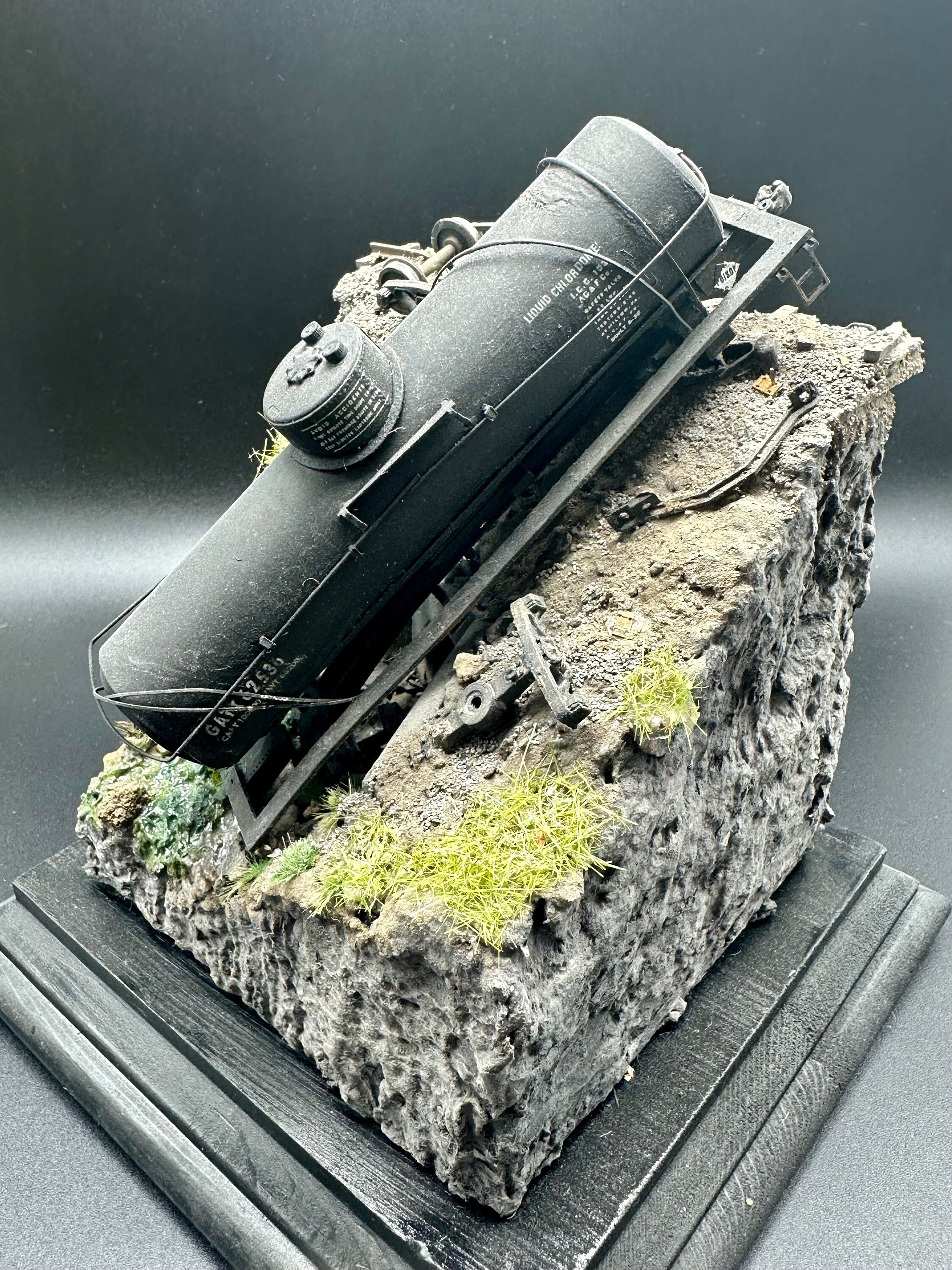 Diorama Train Wreck Tank Car: Tiny HO Scale Model Train Terrarium ...