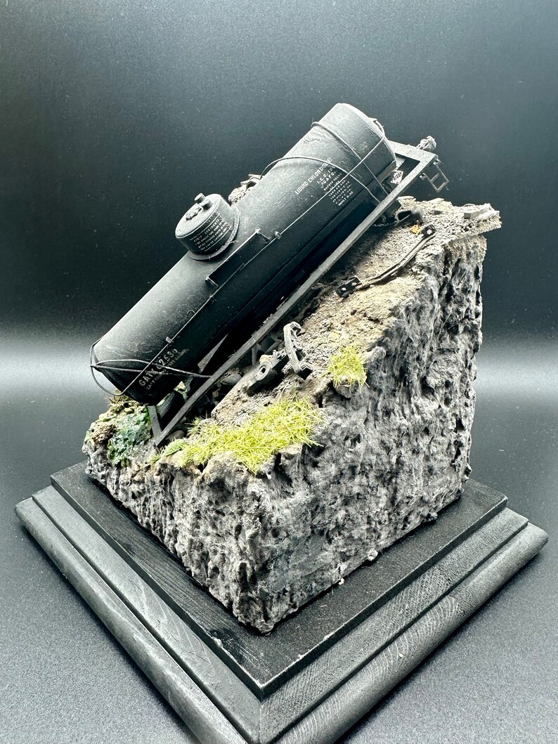 Diorama Train Wreck Tank Car: Tiny HO Scale Model Train Terrarium ...