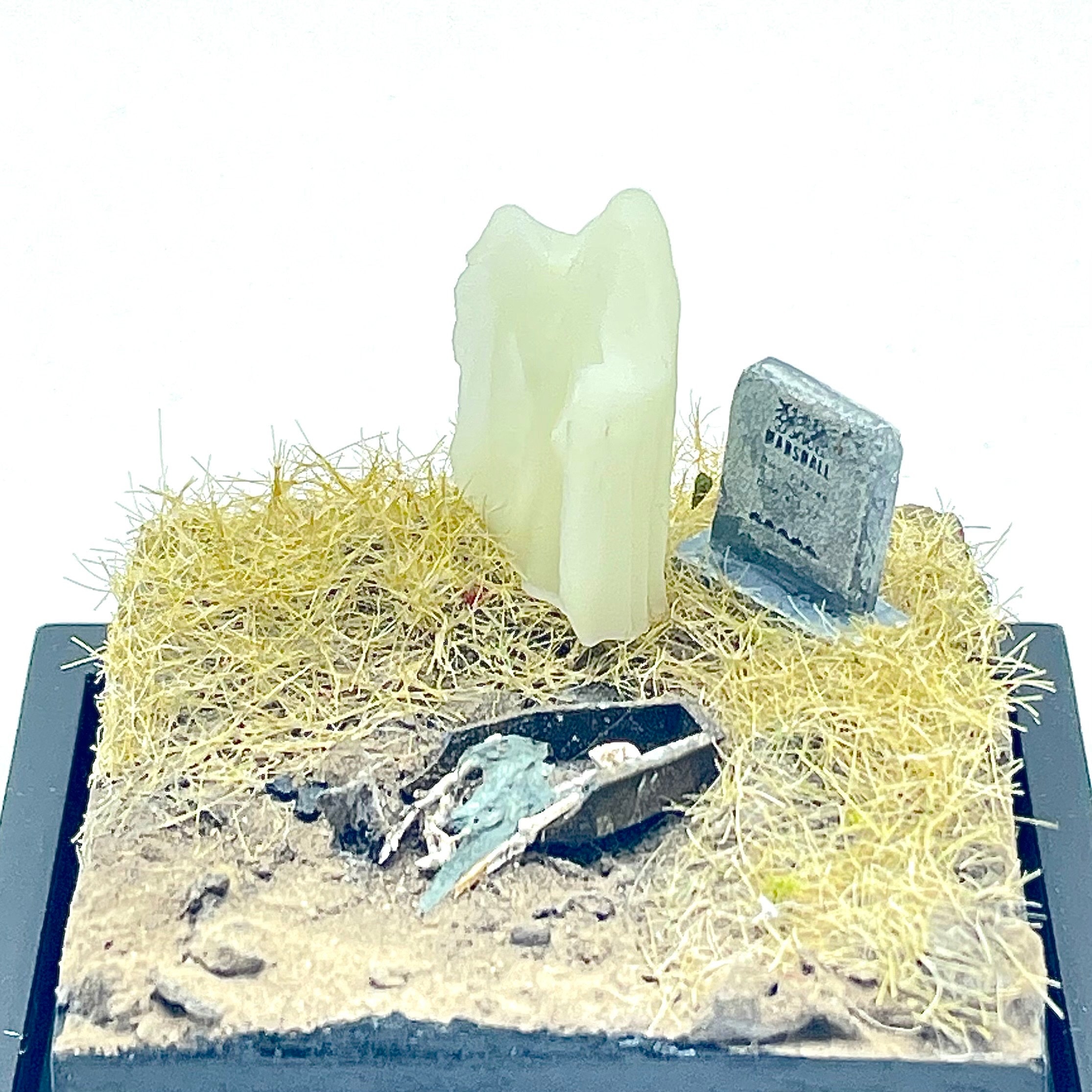 Diorama Haunted Graveyard Glowing Ghost: Glow in the Dark Grave Tiny ...