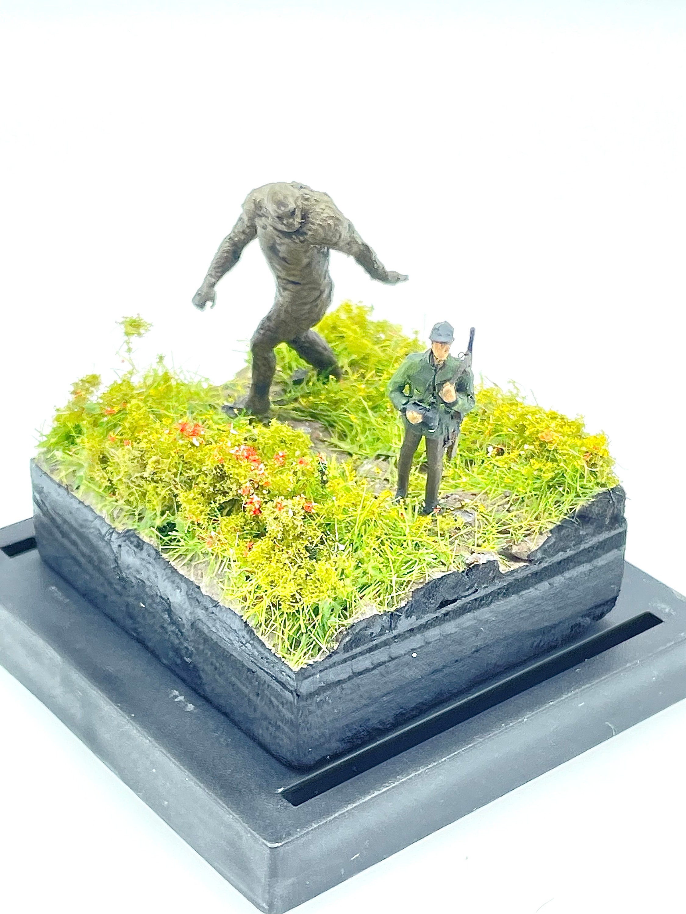 Diorma Hunter and Bigfoot: HO Scale Sasquatch Cryptos Tiny Miniature ...