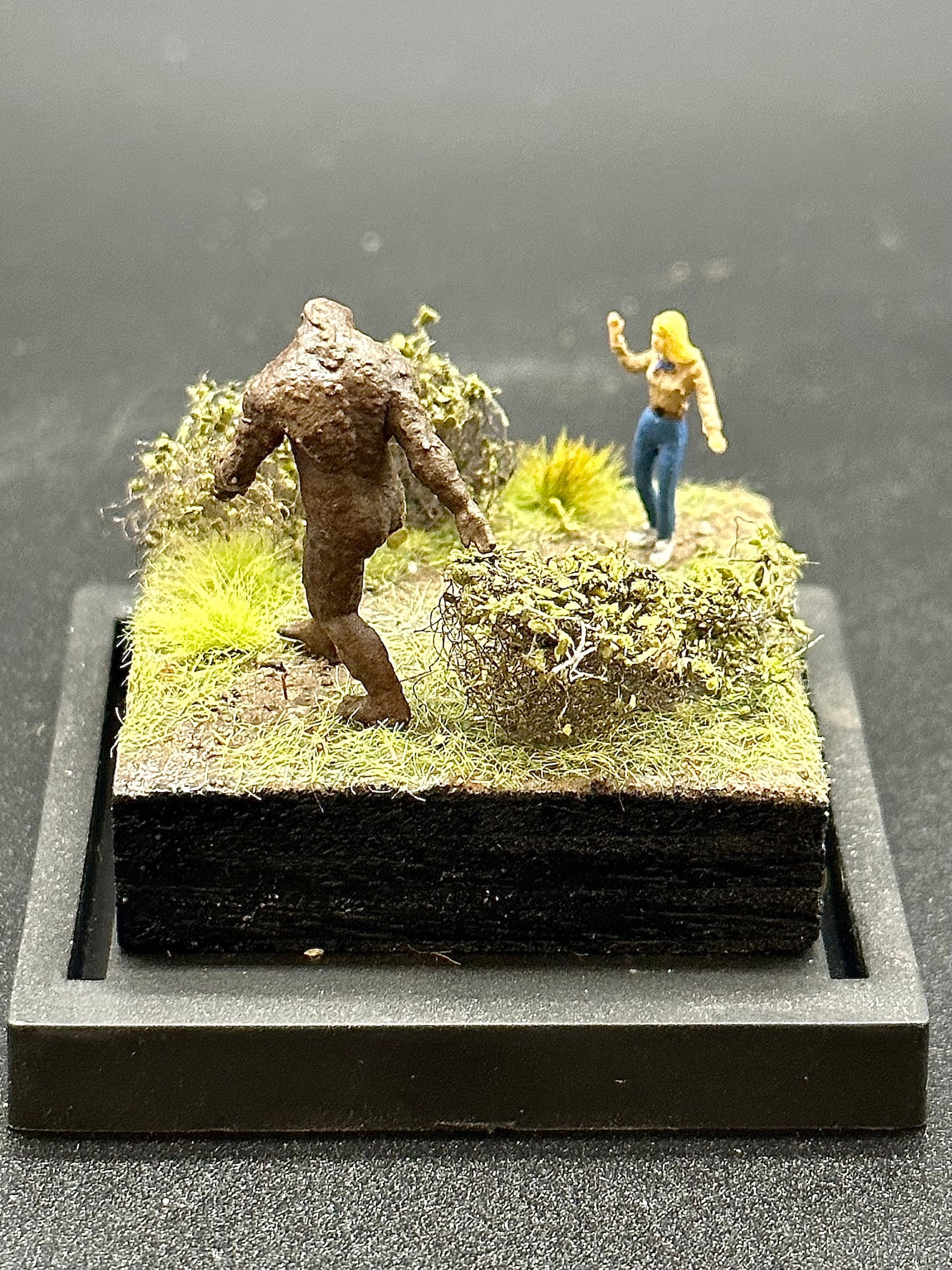 Diorama Bigfoot and Surprised Woman: HO Scale Sasquatch Tiny Miniature ...