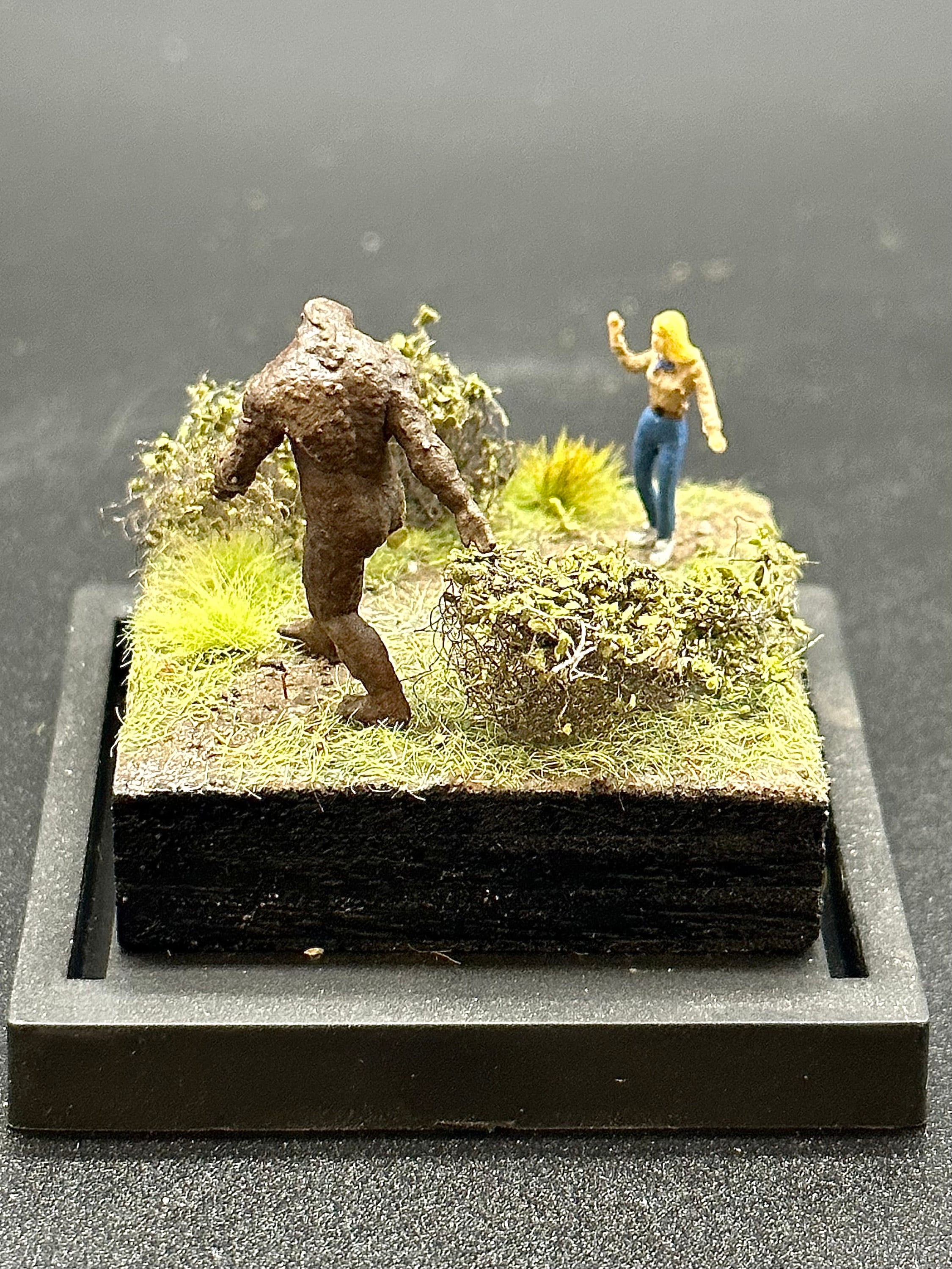 Diorama Bigfoot and Surprised Woman: HO Scale Sasquatch Tiny Miniature ...
