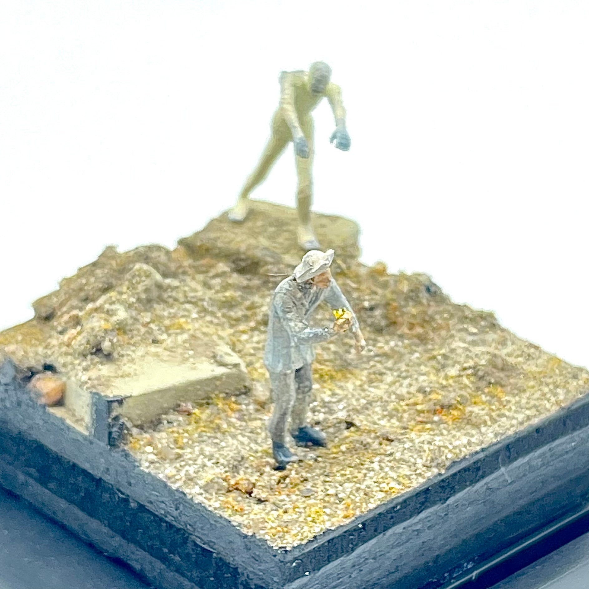 Diorama Archeologist and Mummy: HO Scale Tiny Miniature Model Train ...
