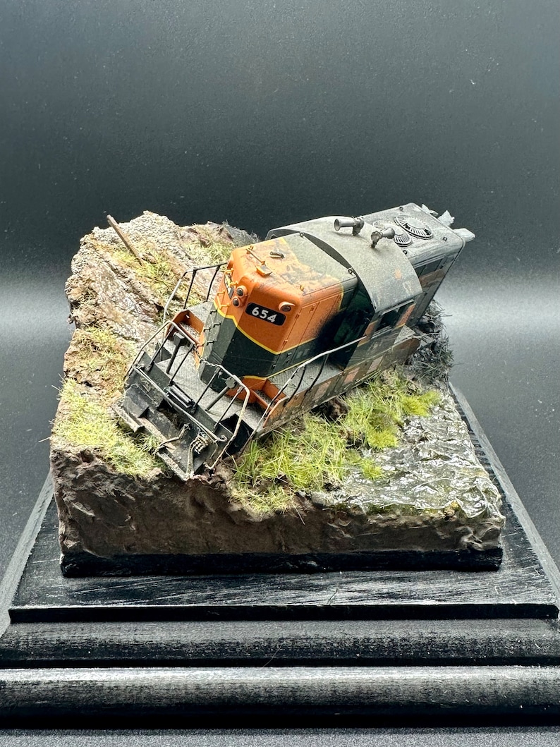 Diorama Model Railroad Wrecked Locomotive Great Northern: HO Scale ...