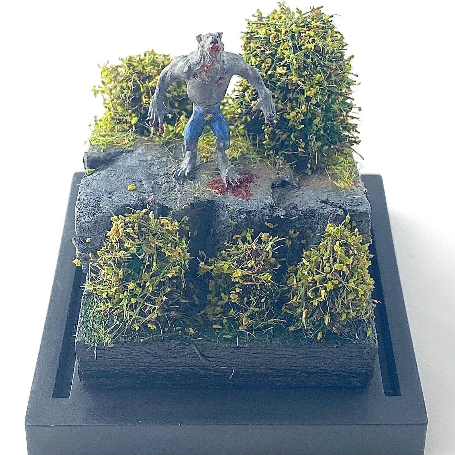 Diorama Werewolf on Cliff Howling: HO Scale Tiny Miniature Model ...