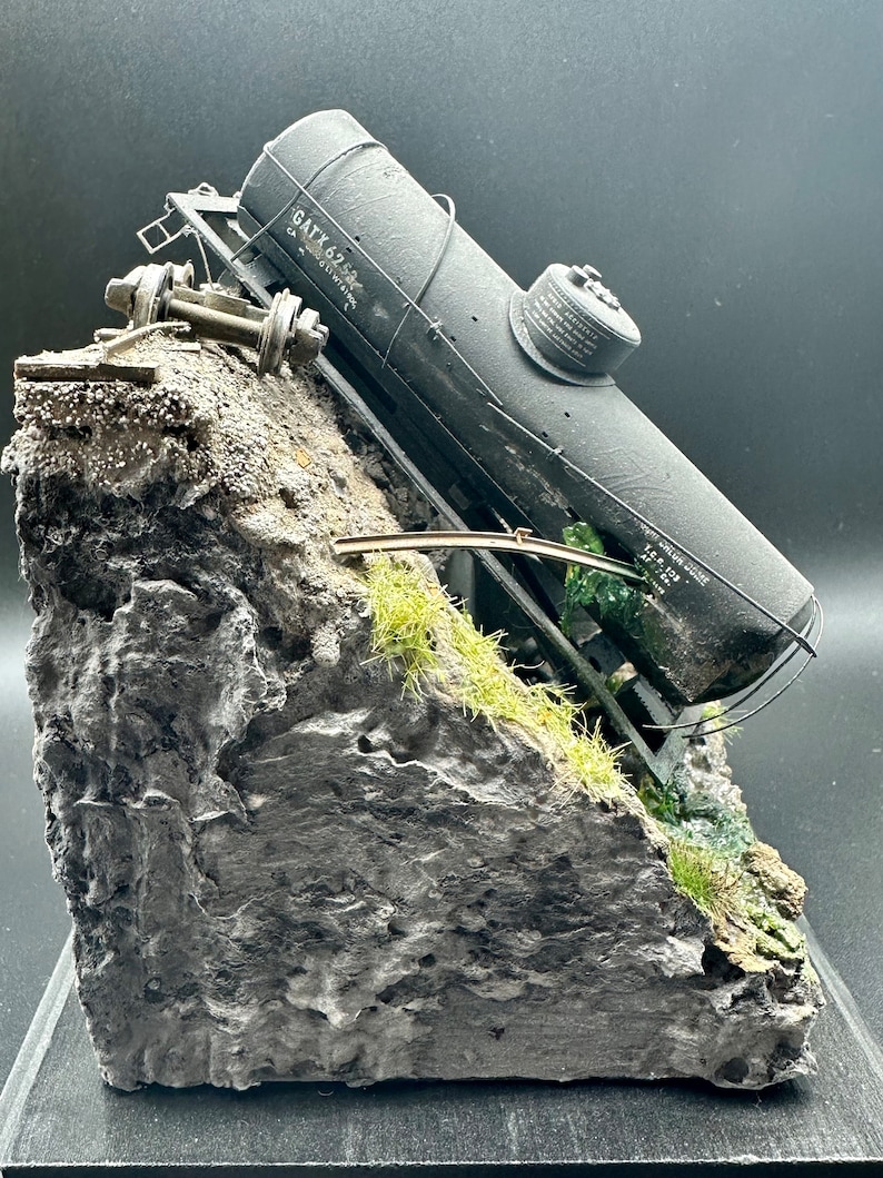 Diorama Train Wreck Tank Car: Tiny HO Scale Model Train Terrarium ...