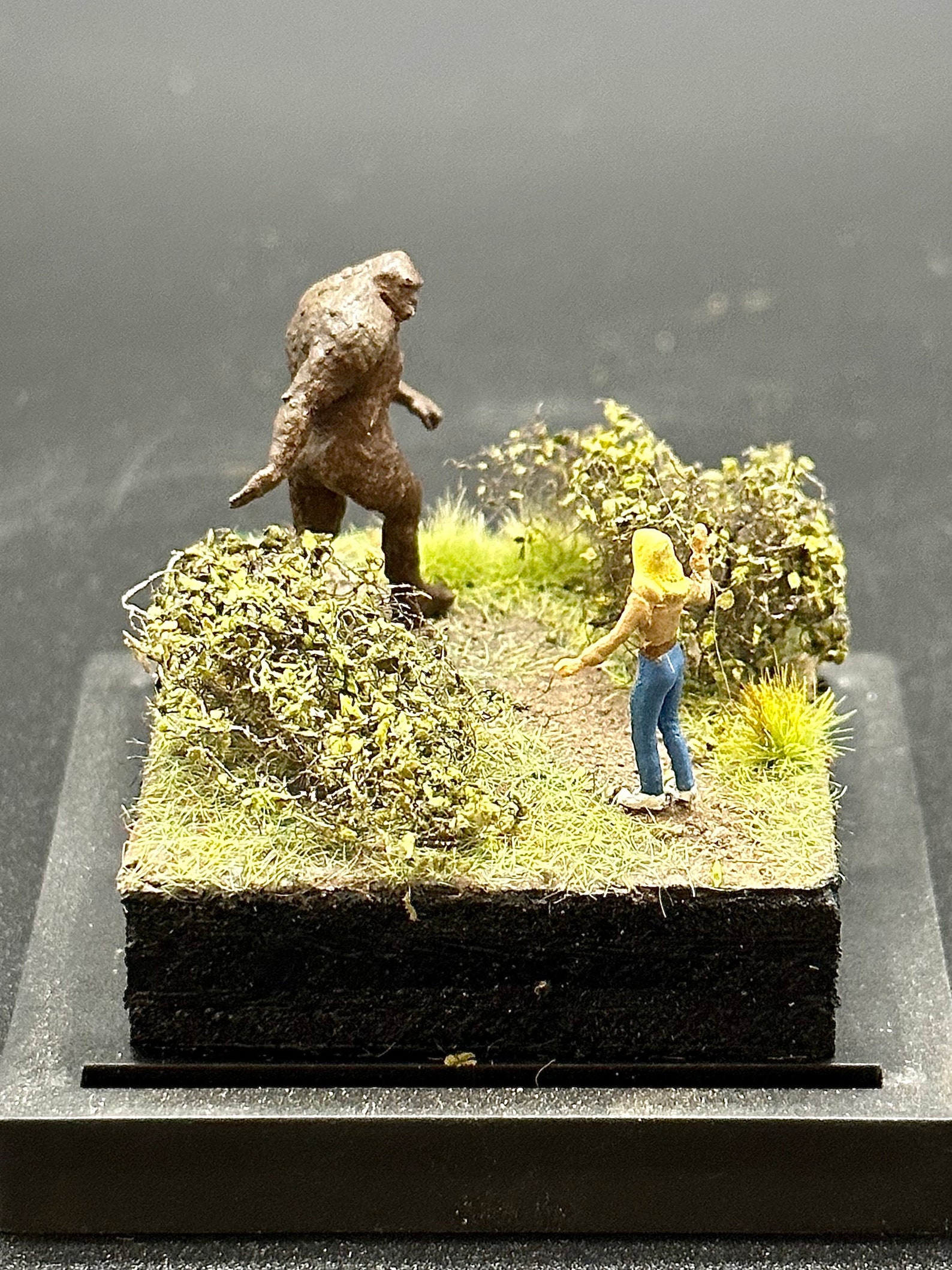Diorama Bigfoot and Surprised Woman: HO Scale Sasquatch Tiny Miniature ...