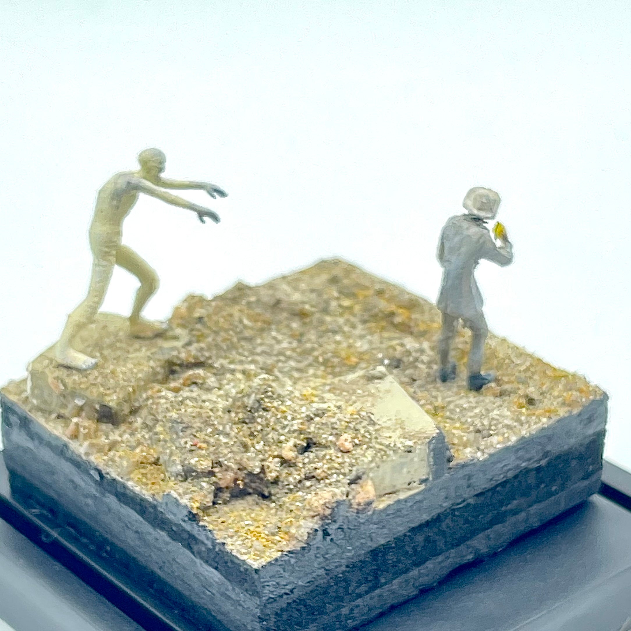 Diorama Archeologist and Mummy: HO Scale Tiny Miniature Model Train ...
