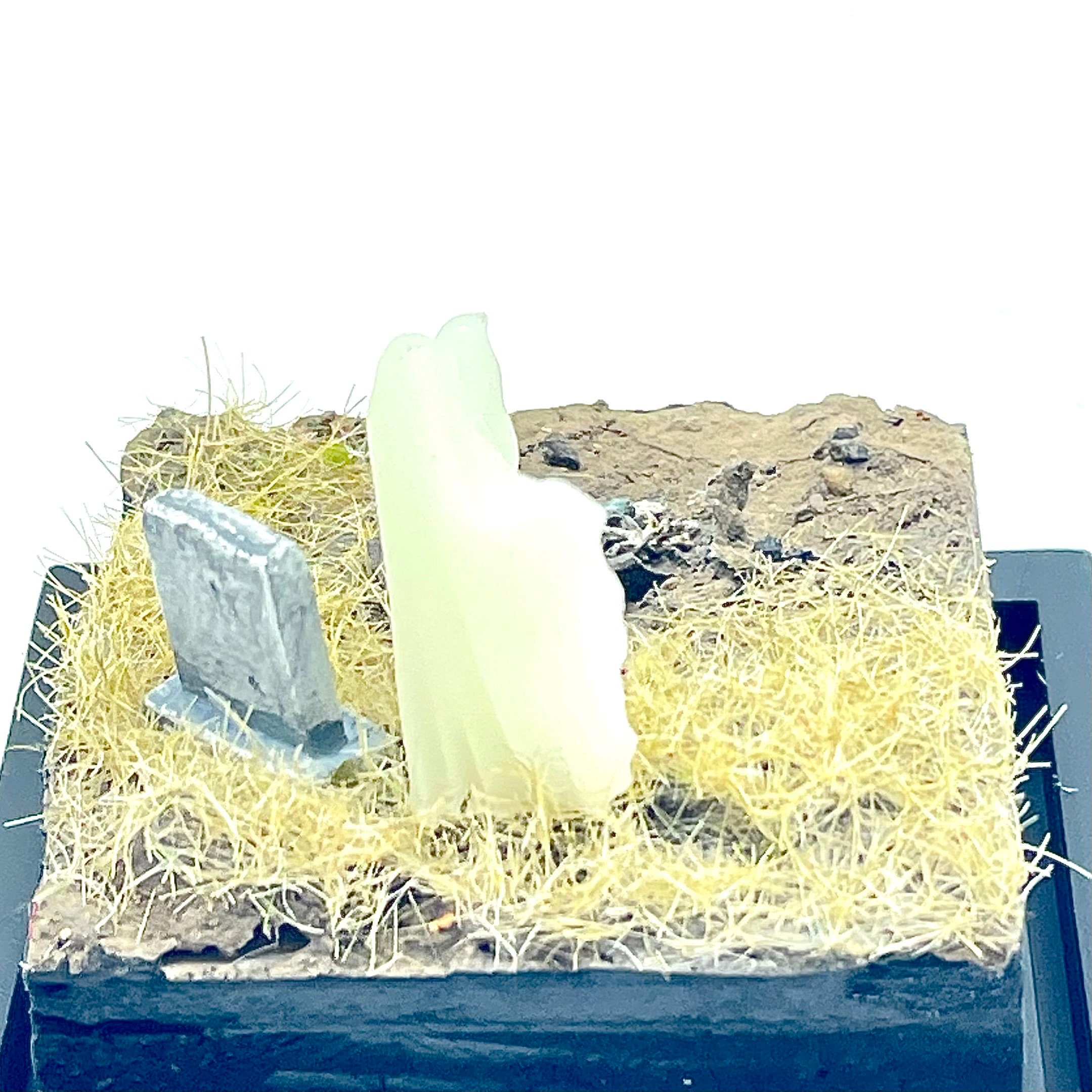 Diorama Haunted Graveyard Glowing Ghost: Glow in the Dark Grave Tiny ...