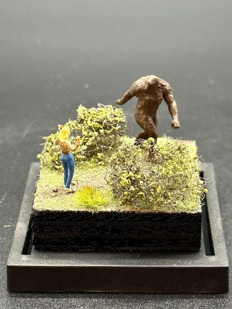 Diorama Bigfoot and Surprised Woman: HO Scale Sasquatch Tiny Miniature ...