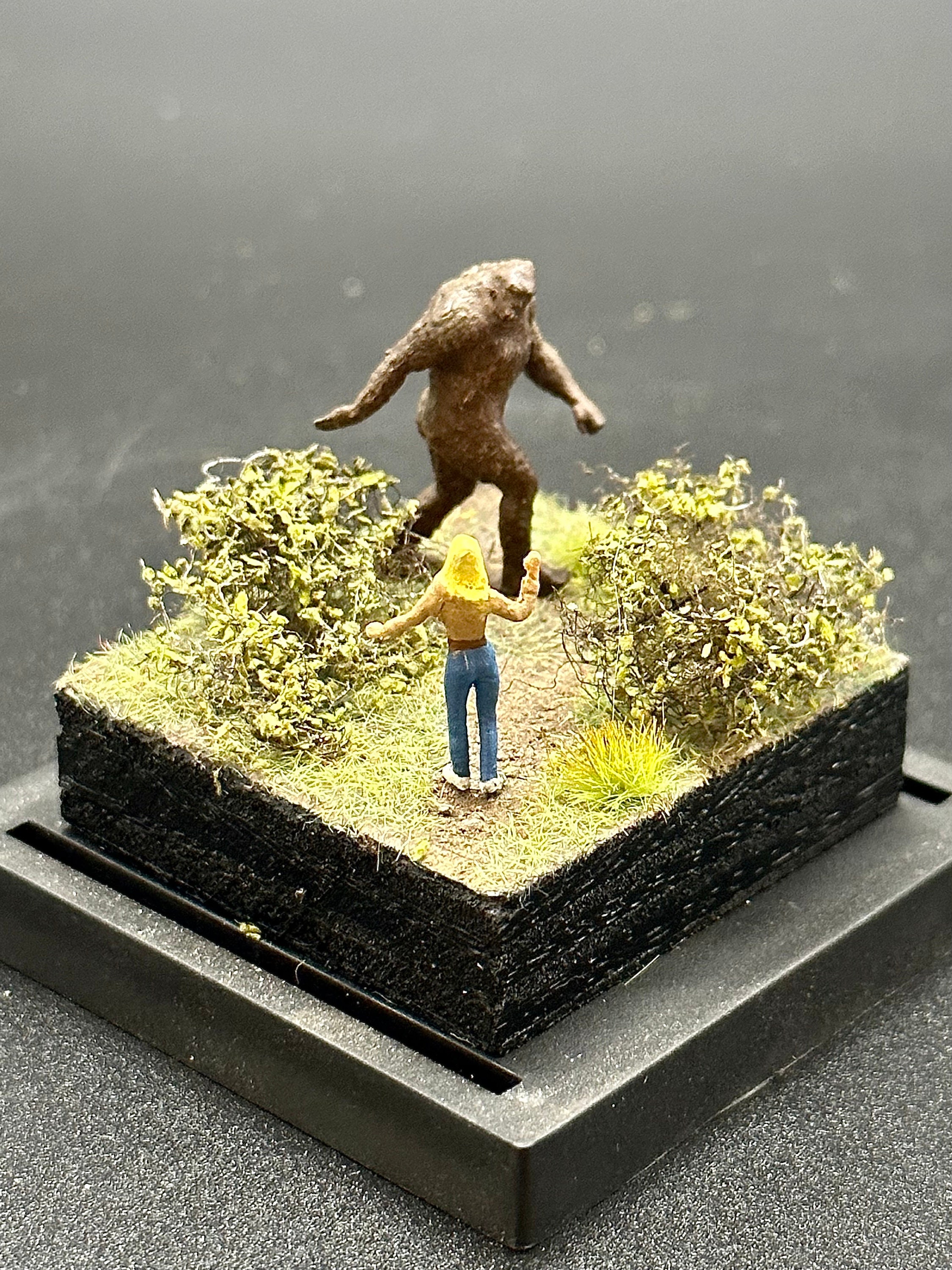 Diorama Bigfoot and Surprised Woman: HO Scale Sasquatch Tiny Miniature ...