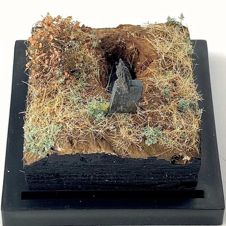 Diorama Tombstone and Open Grave: HO Scale Model Miniature Railway ...