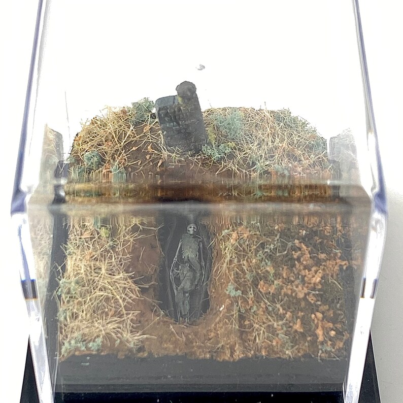 Diorama Tombstone and Open Grave: HO Scale Model Miniature Railway ...