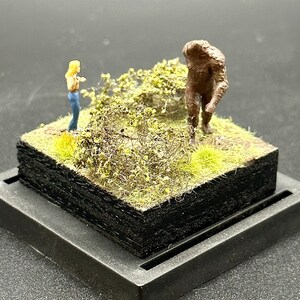 Diorama Bigfoot and Surprised Woman: HO Scale Sasquatch Tiny Miniature ...