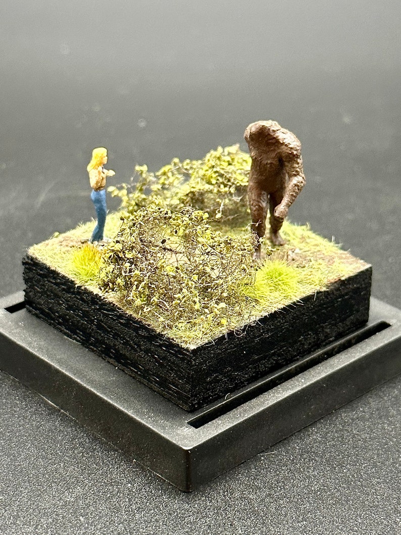 Diorama Bigfoot and Surprised Woman: HO Scale Sasquatch Tiny Miniature ...