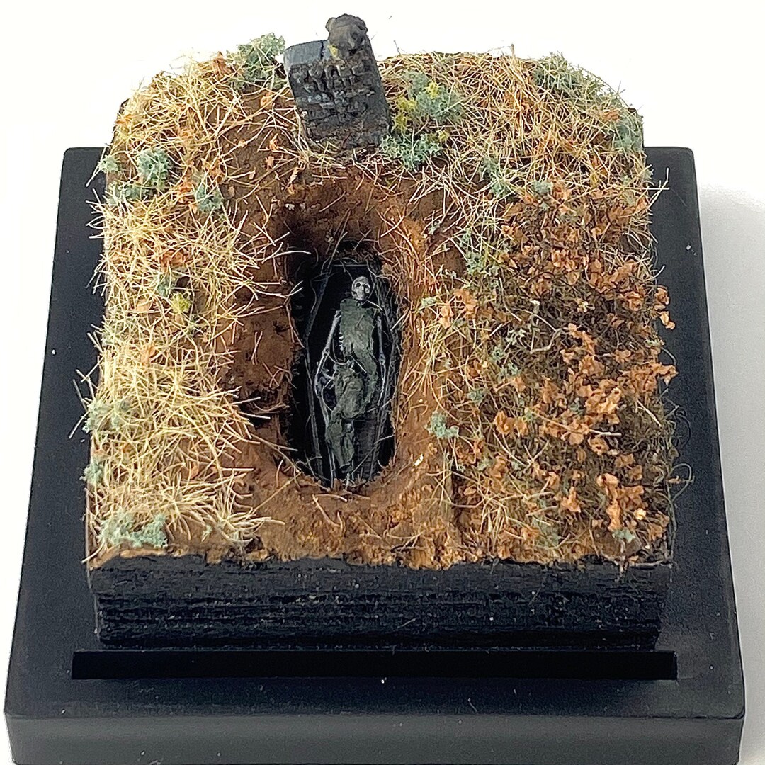 Diorama Tombstone and Open Grave: HO Scale Model Miniature Railway ...