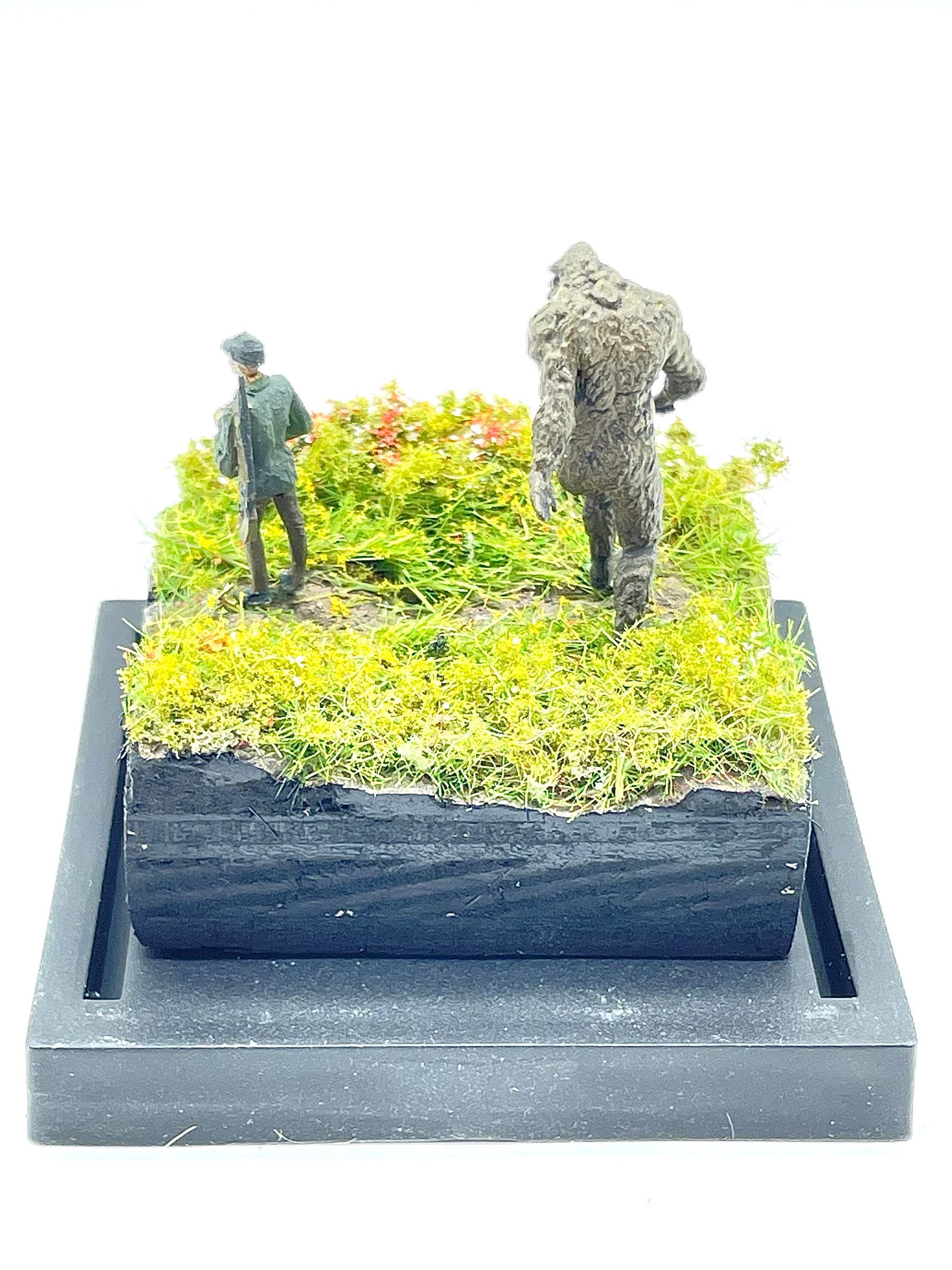Diorma Hunter and Bigfoot: HO Scale Sasquatch Cryptos Tiny Miniature ...