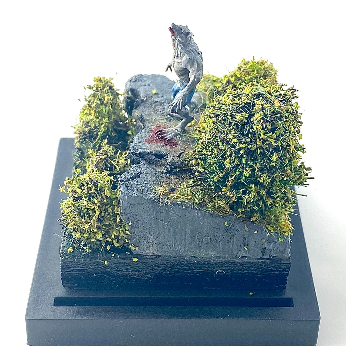 Diorama Werewolf on Cliff Howling: HO Scale Tiny Miniature Model ...