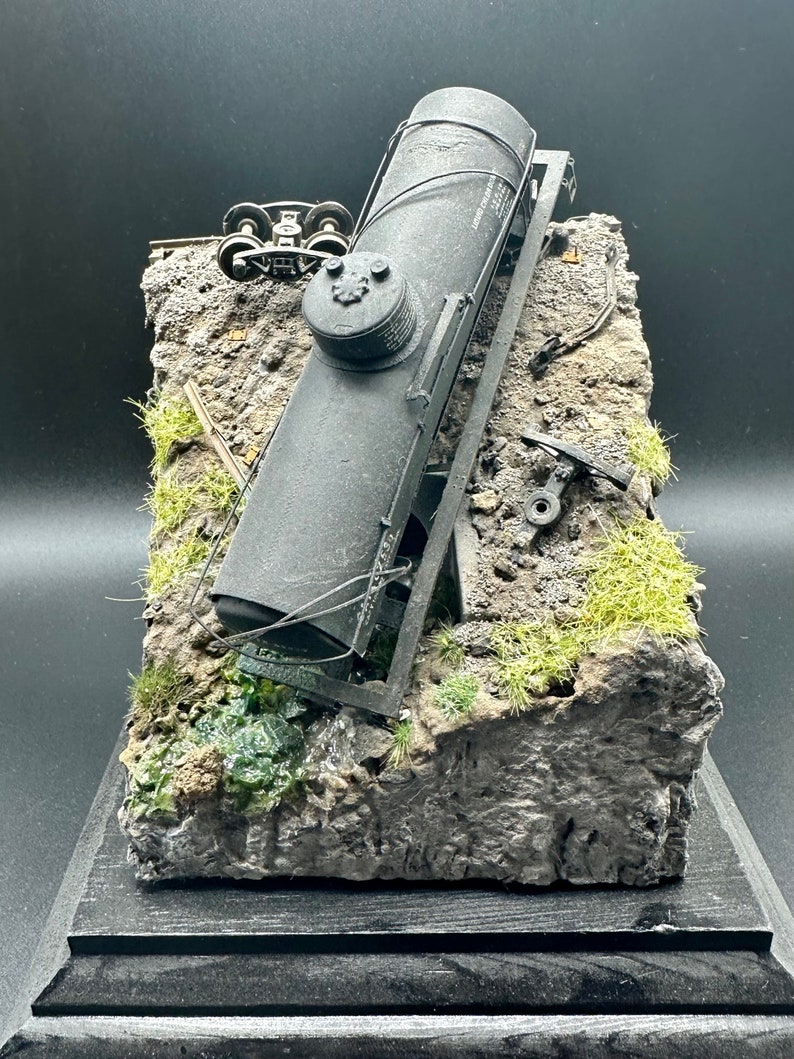 Diorama Train Wreck Tank Car: Tiny HO Scale Model Train Terrarium ...