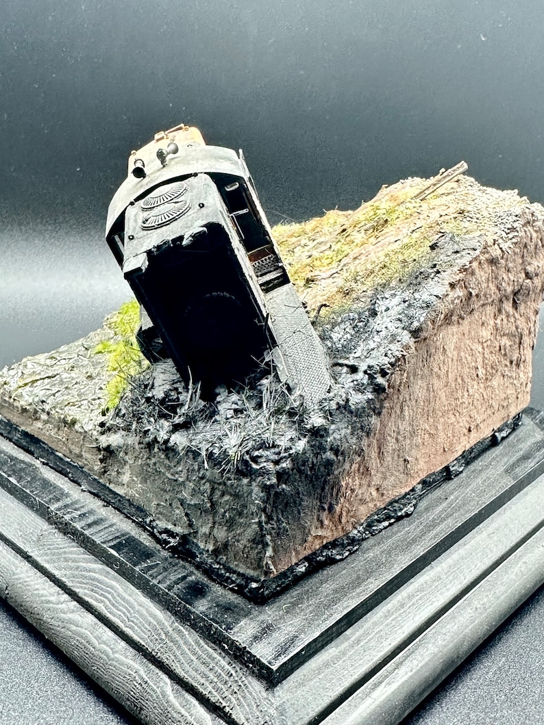 Diorama Model Railroad Wrecked Locomotive Great Northern: HO Scale ...