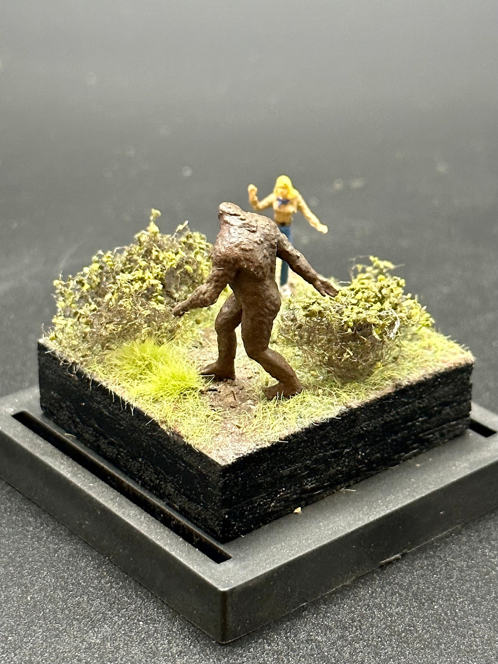 Diorama Bigfoot and Surprised Woman: HO Scale Sasquatch Tiny Miniature ...