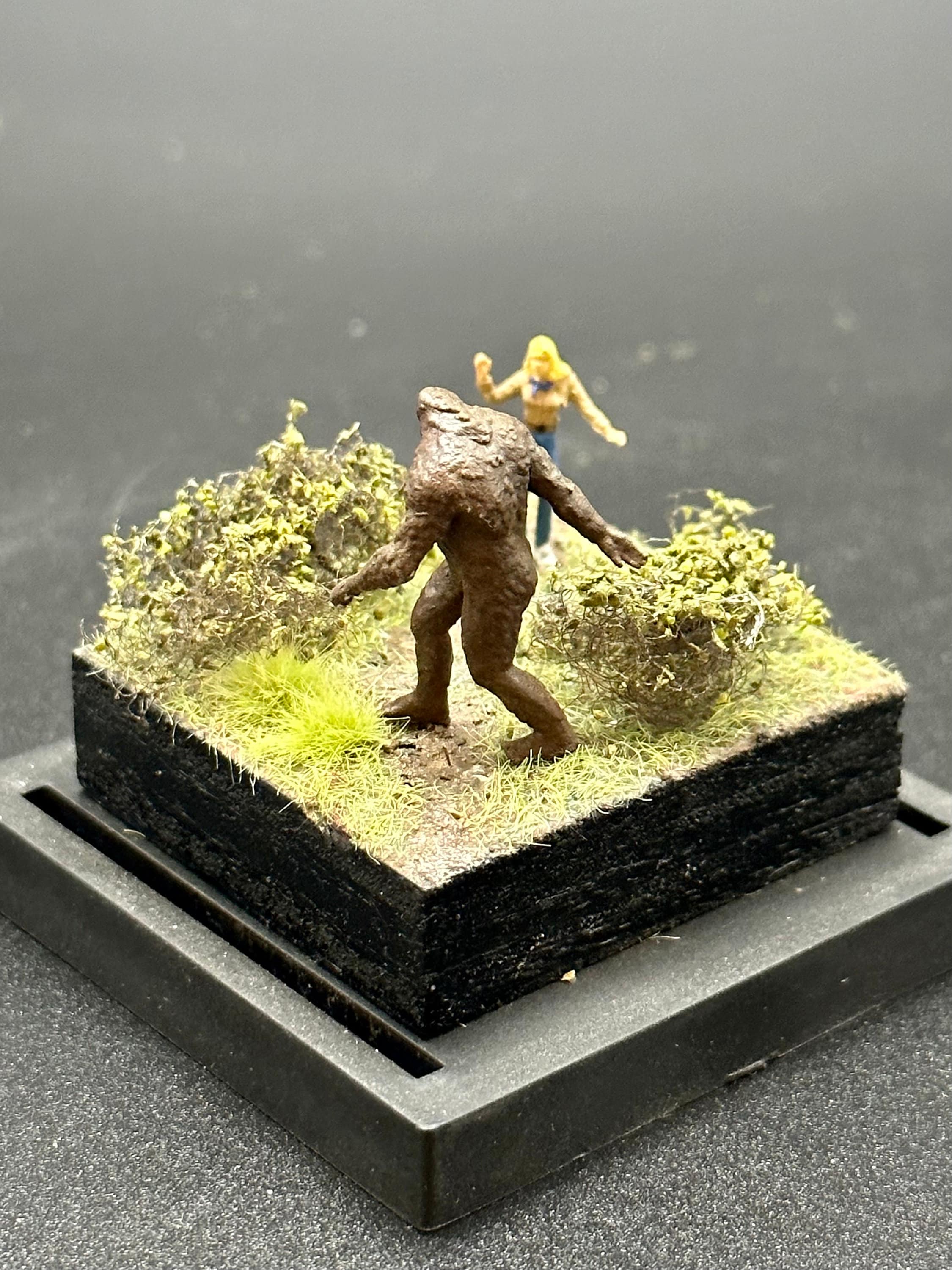 Diorama Bigfoot and Surprised Woman: HO Scale Sasquatch Tiny Miniature ...