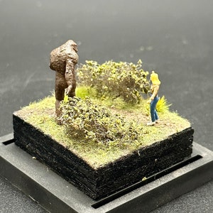 Diorama Bigfoot and Surprised Woman: HO Scale Sasquatch Tiny Miniature ...