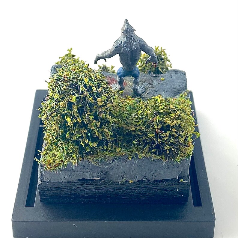 Diorama Werewolf on Cliff Howling: HO Scale Tiny Miniature Model ...